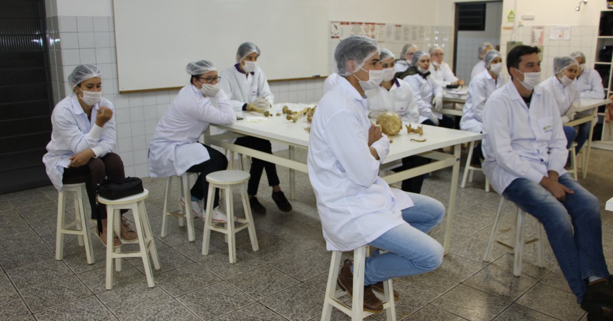 Unipar recebe alunos do curso técnico em Farmácia para aula prática
